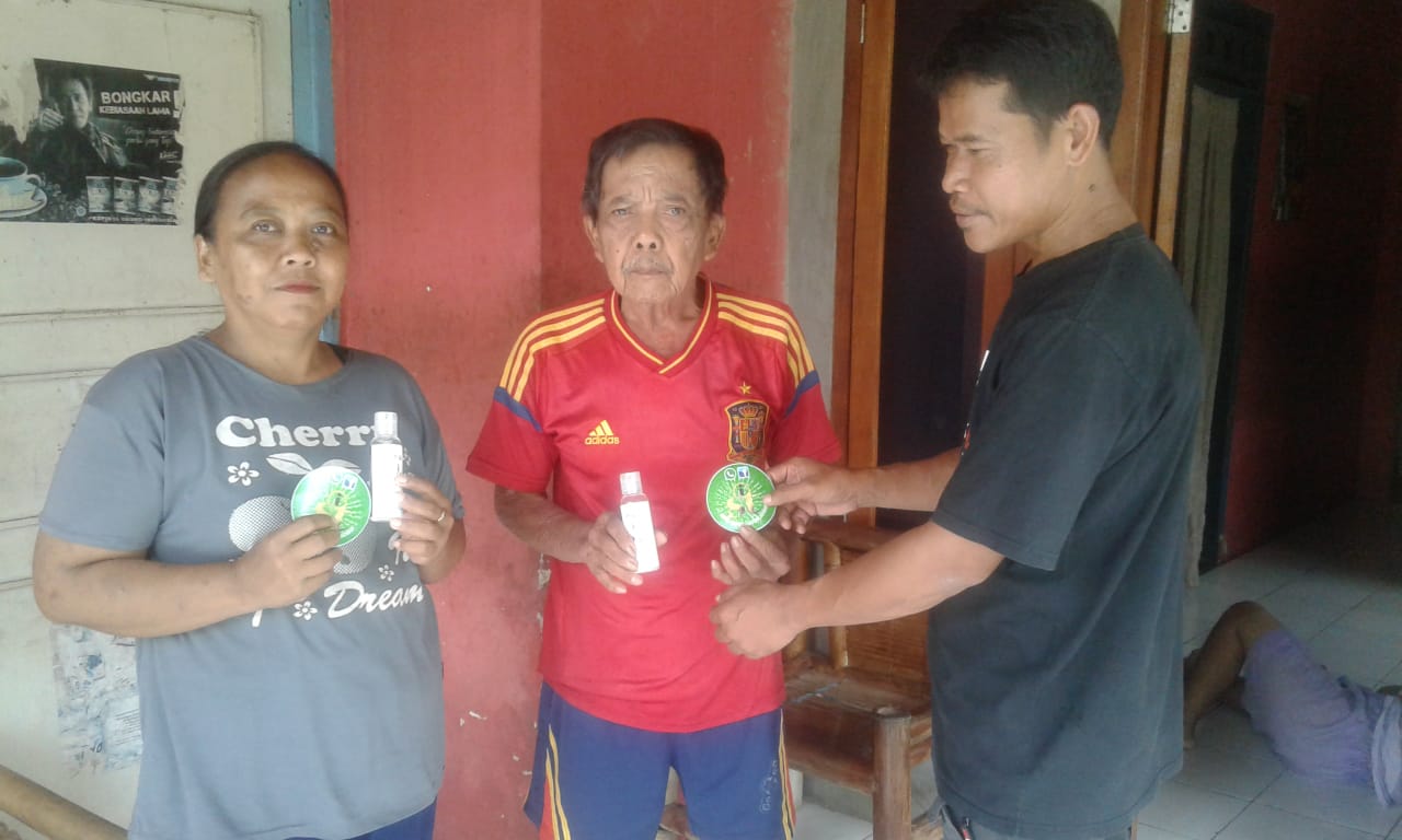Warga Desa Tonjong Bagikan Ratusan Botol Hand Sanitizer Secara Gratis
