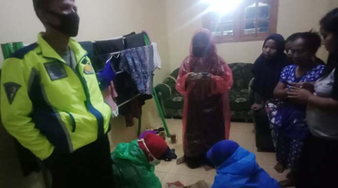 Geger, Warga Purwasari Temukan Jasad Bayi Digantung di Motor Geger, Warga Purwasari Temukan Jasad Bayi Digantung di Motor