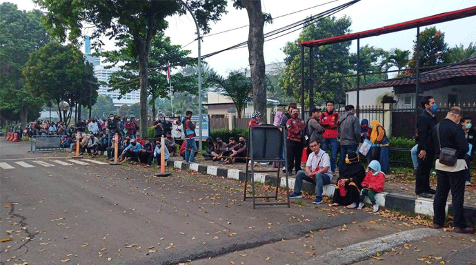 Pemohon SIM Antri Sejak Subuh, Kasat Lantas: Gak Usah Panik Ada Dispensasi Pemohon SIM Antri Sejak Subuh, Kasat Lantas: Gak Usah Panik Ada Dispensasi